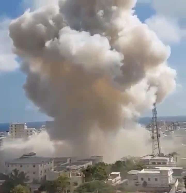 Explosão de carros-bomba mata 100 pessoas e deixa 300 feridas; VÍDEO ...